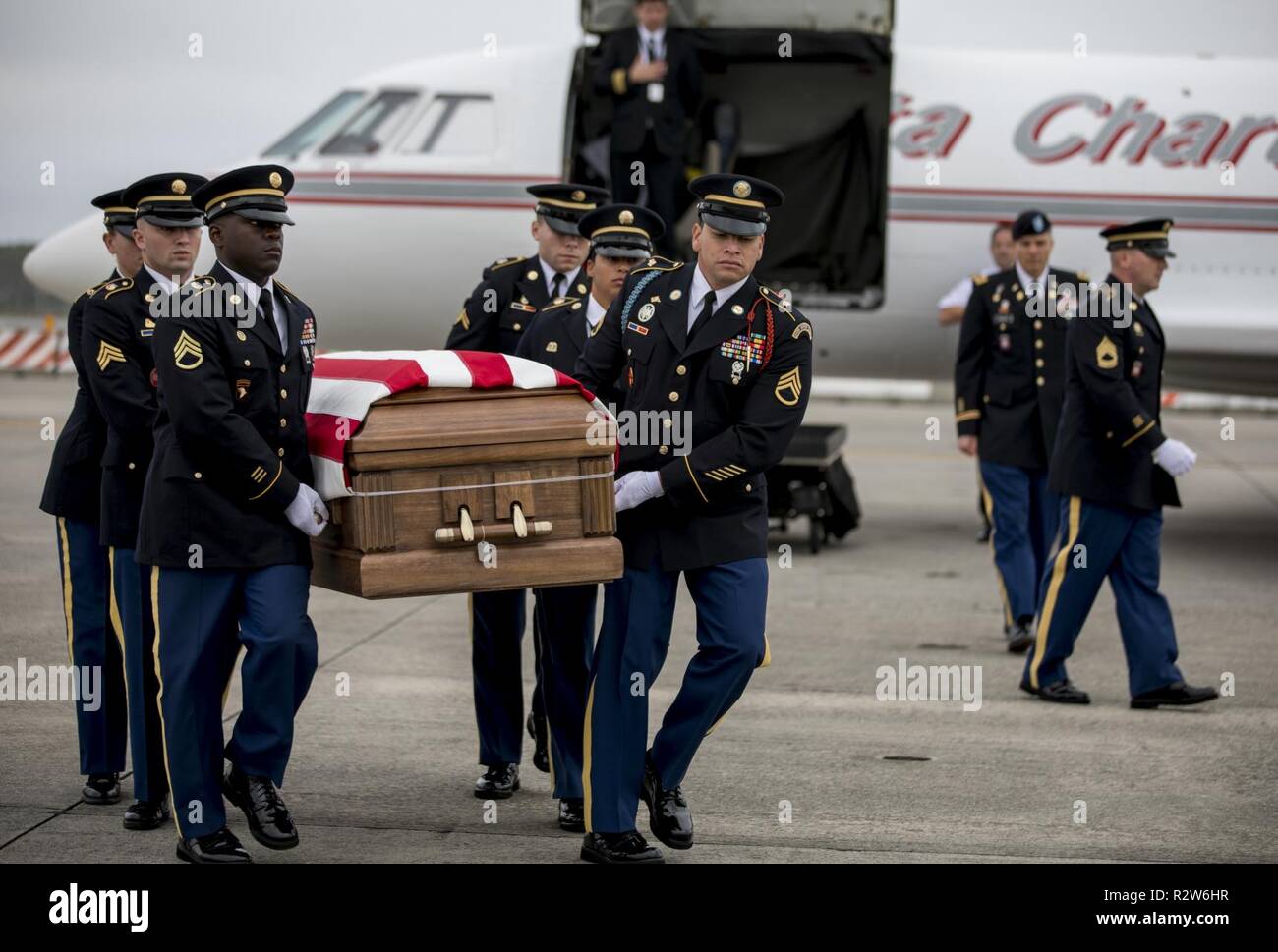 Soldiers with the North Carolina National Guard's Military Funeral ...