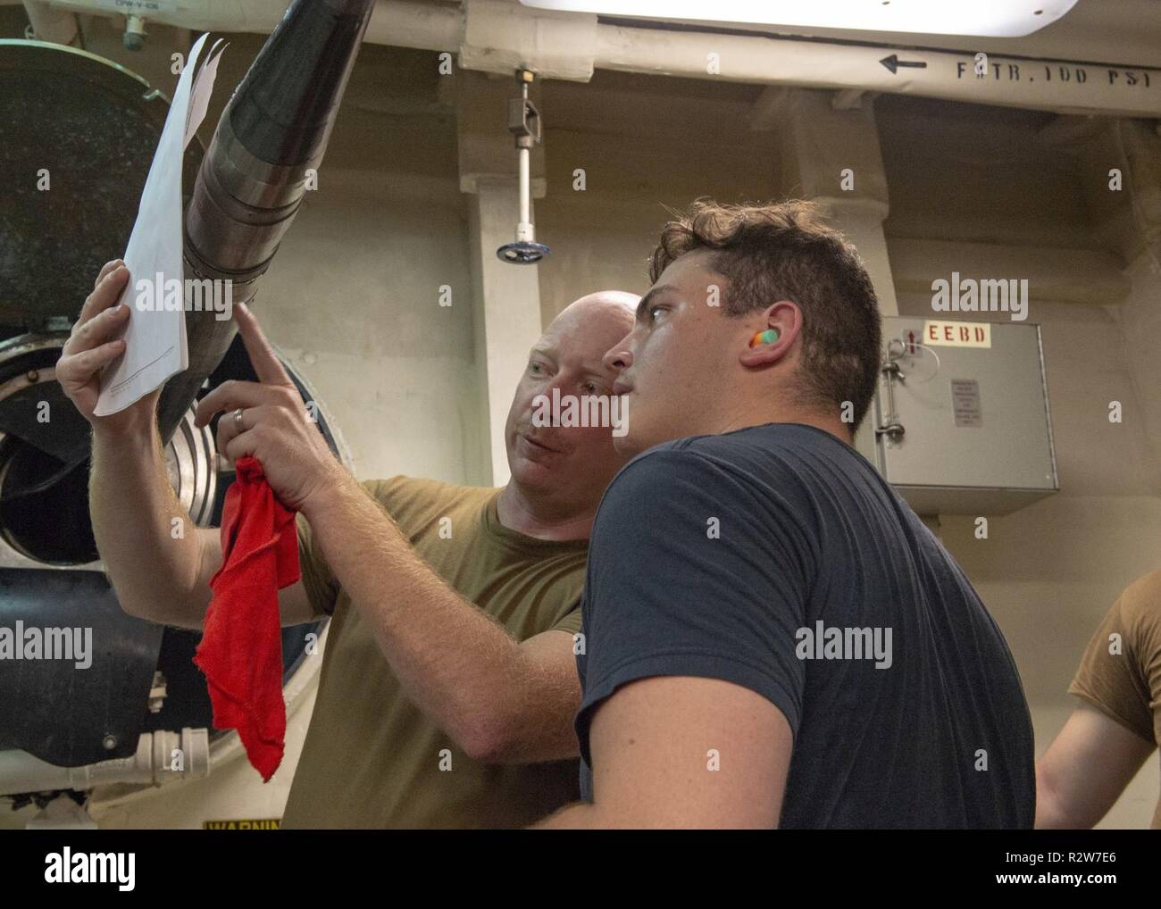 Towed array sonar hi-res stock photography and images - Alamy