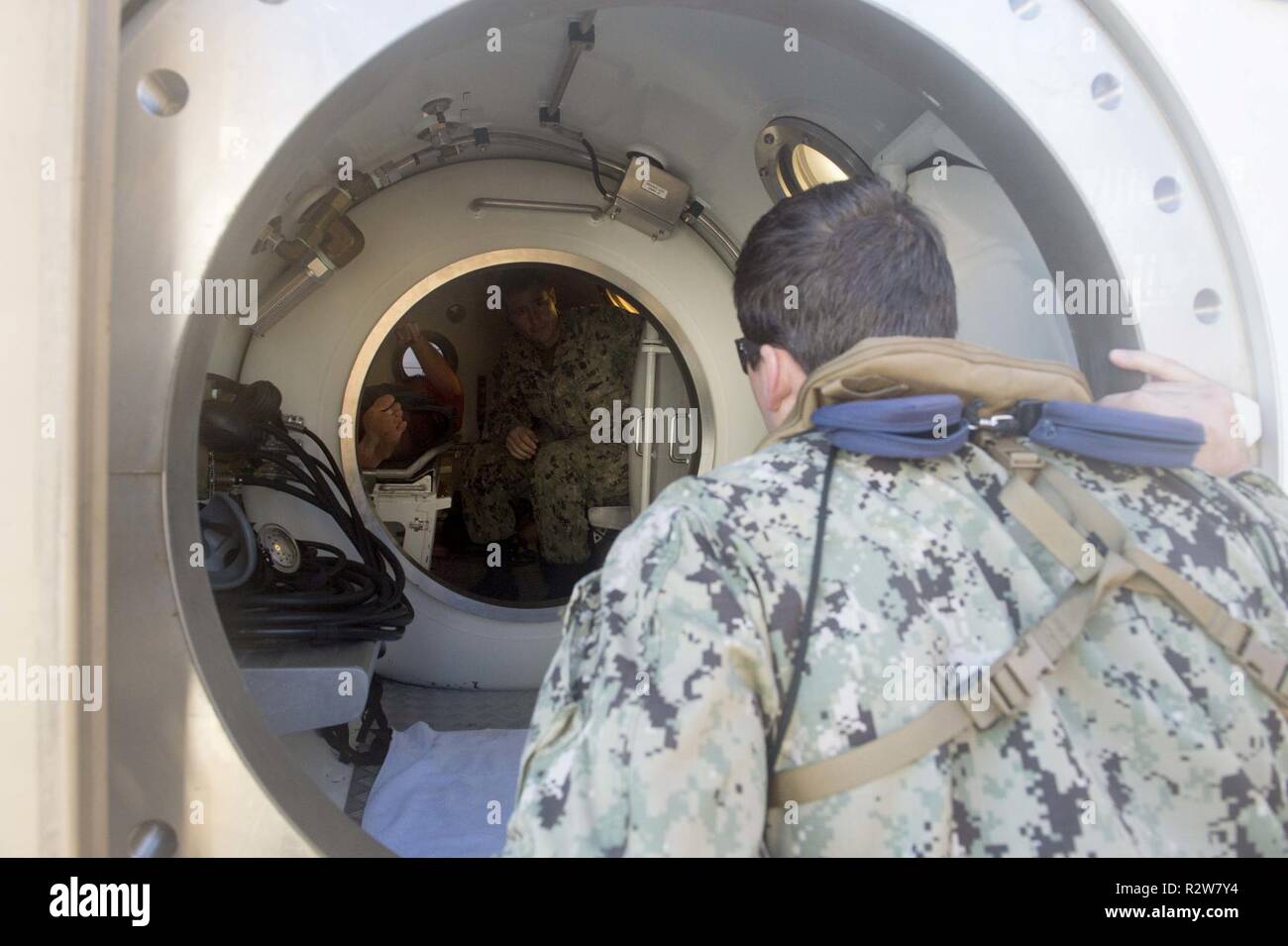 ATLANTIC OCEAN (Nov. 7, 2018) Chief Navy Diver Chet Schroeter closes ...