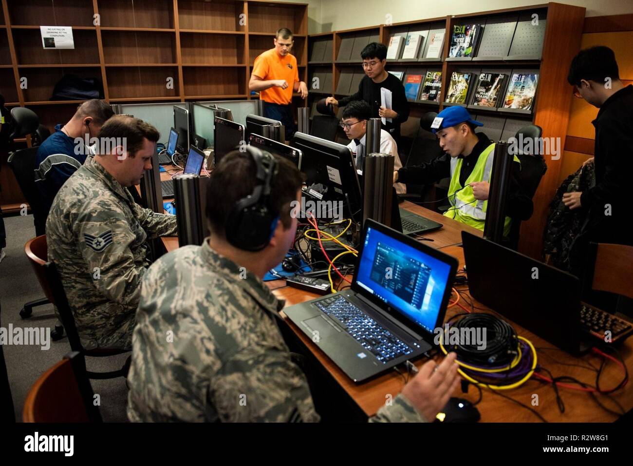 Us military video game hi-res stock photography and images - Alamy