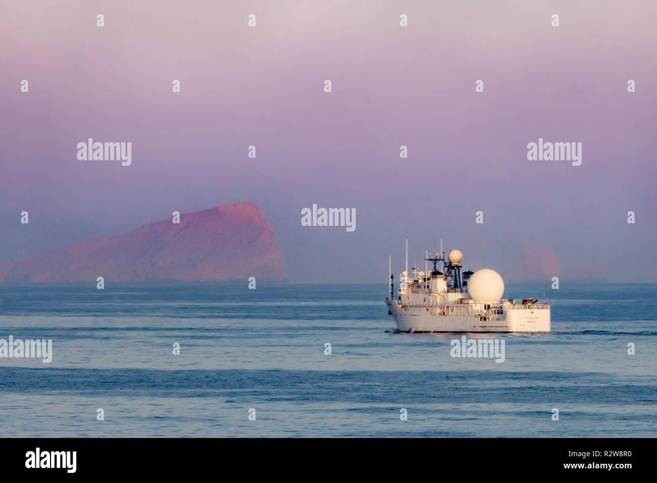 STRAIT OF HORMUZ (Nov. 14, 2018) The ocean-surveillance ship USNS ...