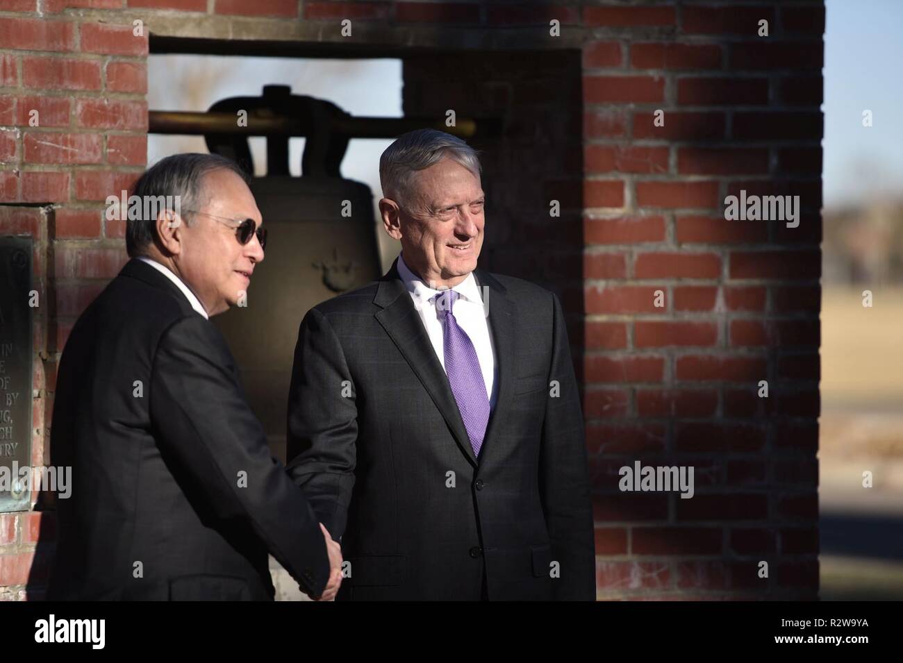 American soldiers eating breakfast hi-res stock photography and images ...