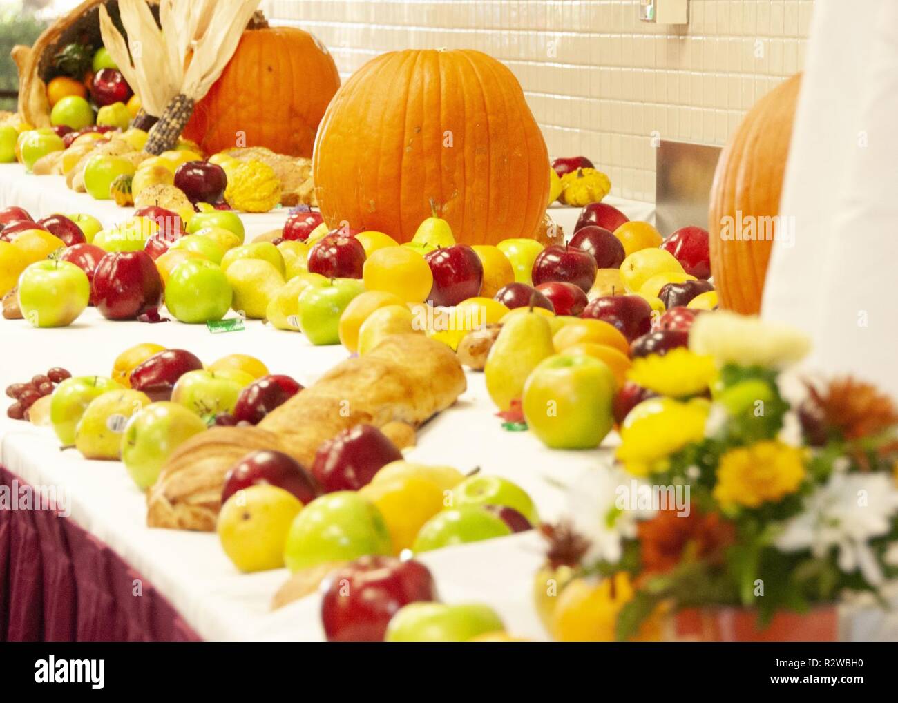 Soldiers and staff members of the Alexis St. Martin Dining Facility at ...