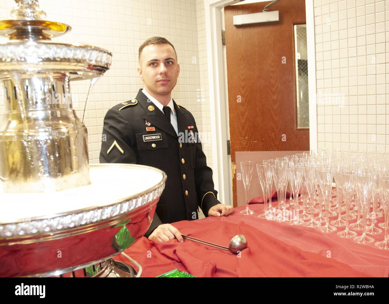 Soldiers and staff members of the Alexis St. Martin Dining Facility at ...