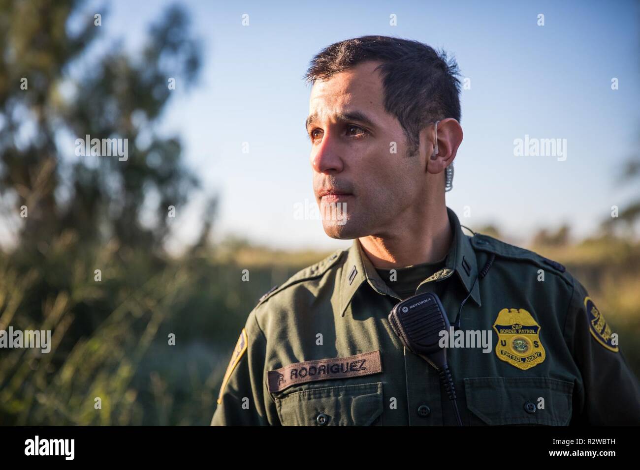 U.S. Border Patrol agents arrest illegal aliens attempting to enter the ...