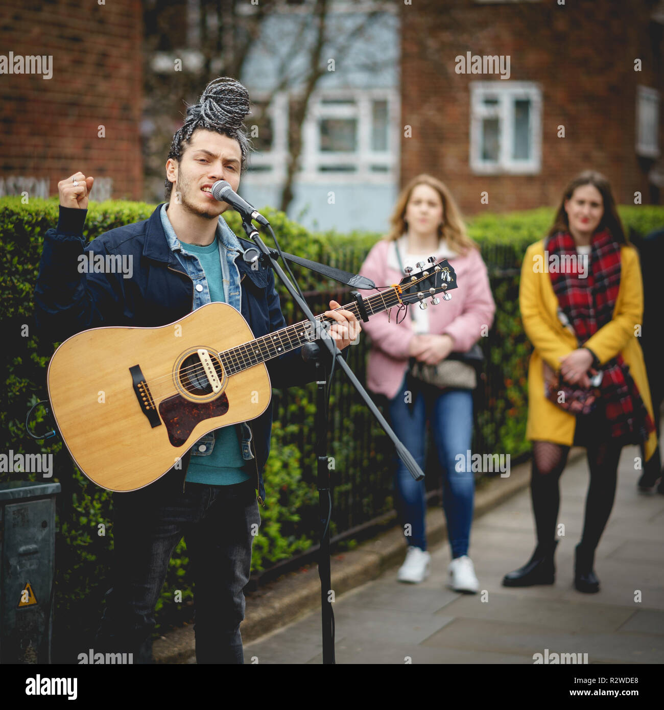 A street musician performing hi-res stock photography and images - Alamy