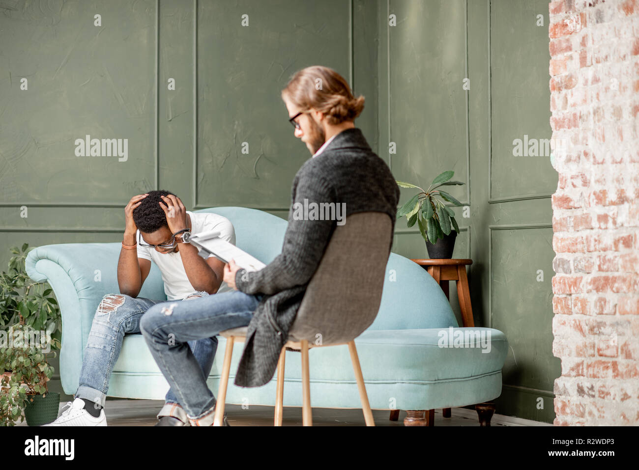 Psychiatrist couch hi-res stock photography and images - Alamy