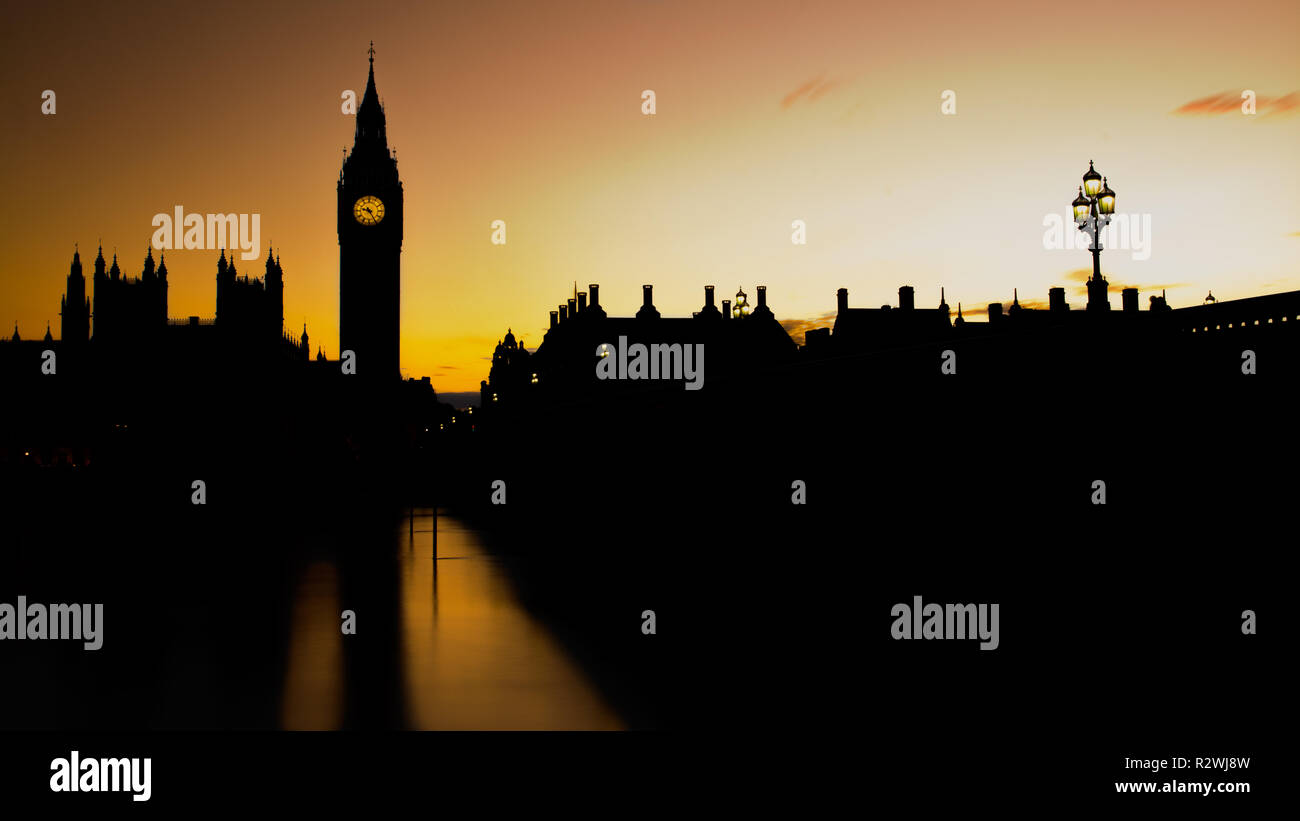 The tower of london silhouette hi-res stock photography and images - Alamy