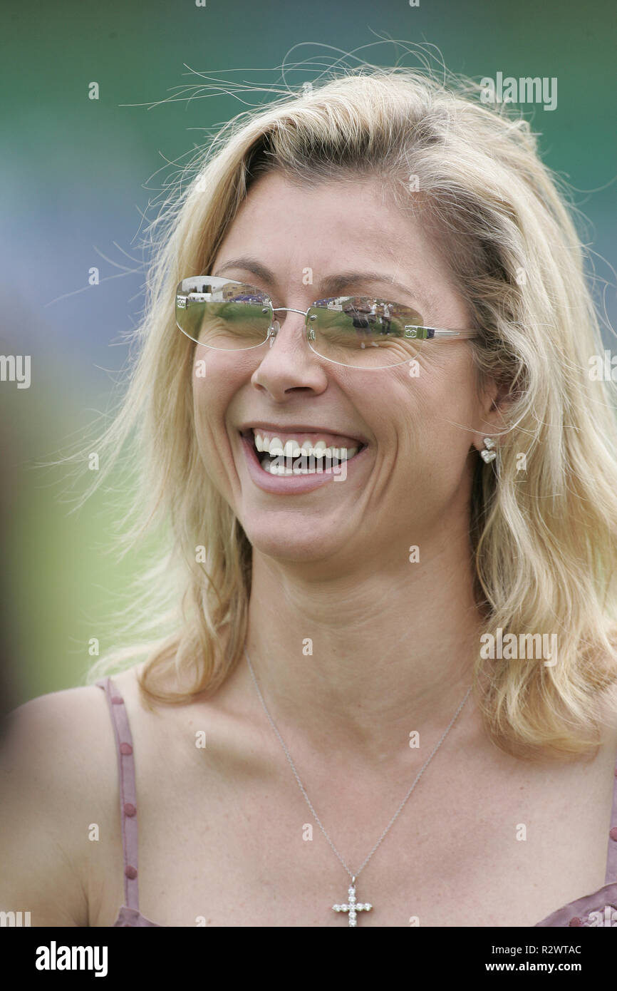 Suzanne dando hi-res stock photography and images - Alamy