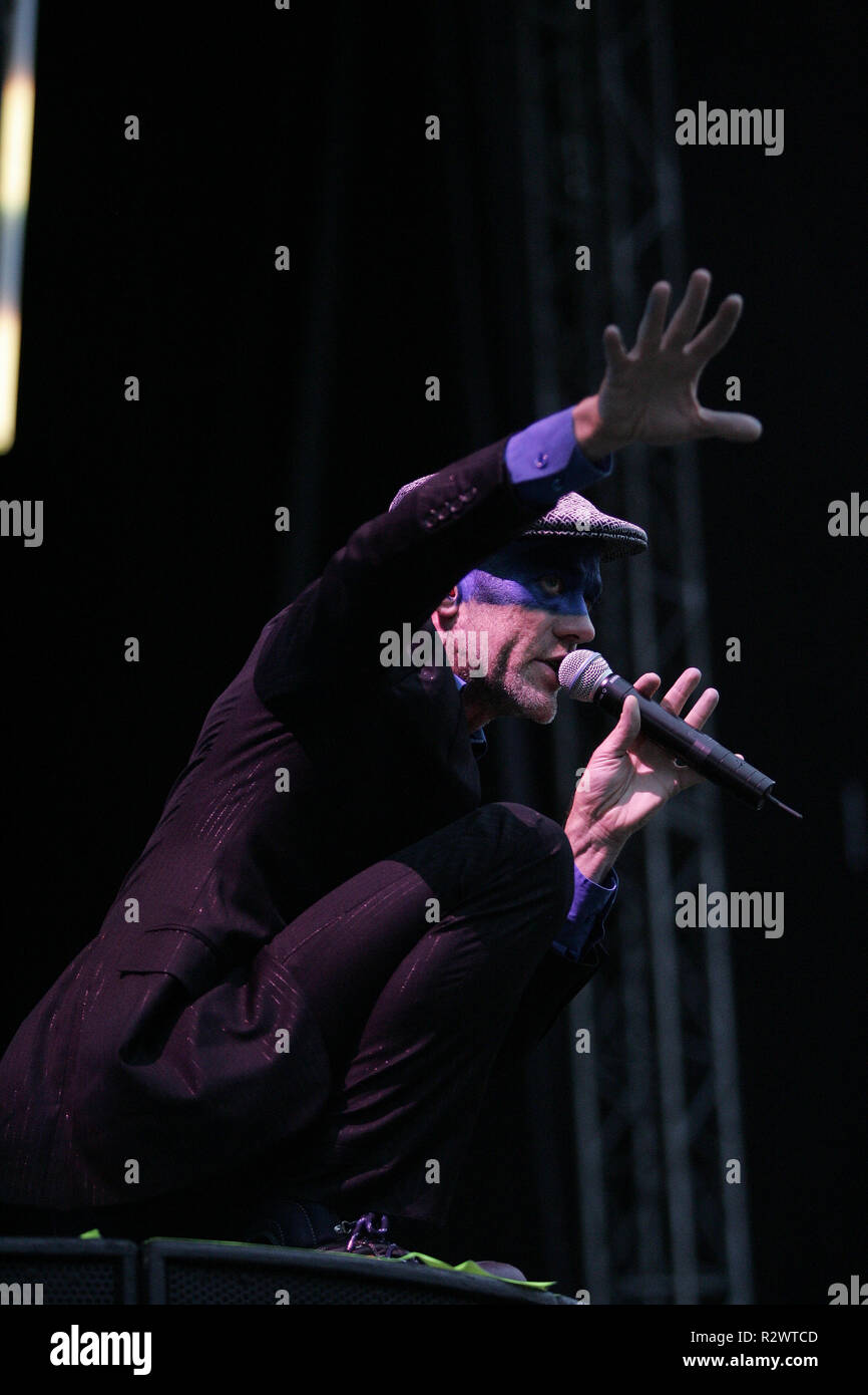 MICHAEL STIPE R.E.M CONCERT HULL KC STADIUM 05 July 2005 Stock Photo ...