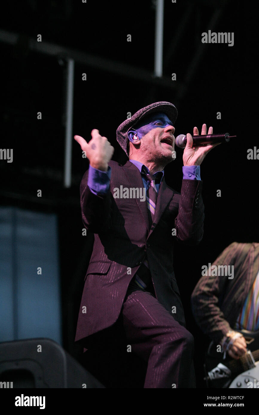 MICHAEL STIPE R.E.M CONCERT HULL KC STADIUM 05 July 2005 Stock Photo ...
