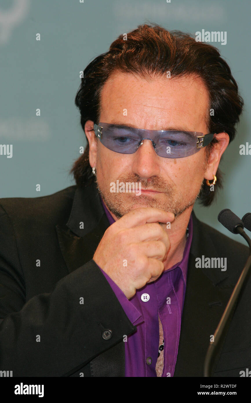 BONO G8 SUMMIT 2005 GLENEAGLES SCOTLAND 08 July 2005 Stock Photo - Alamy