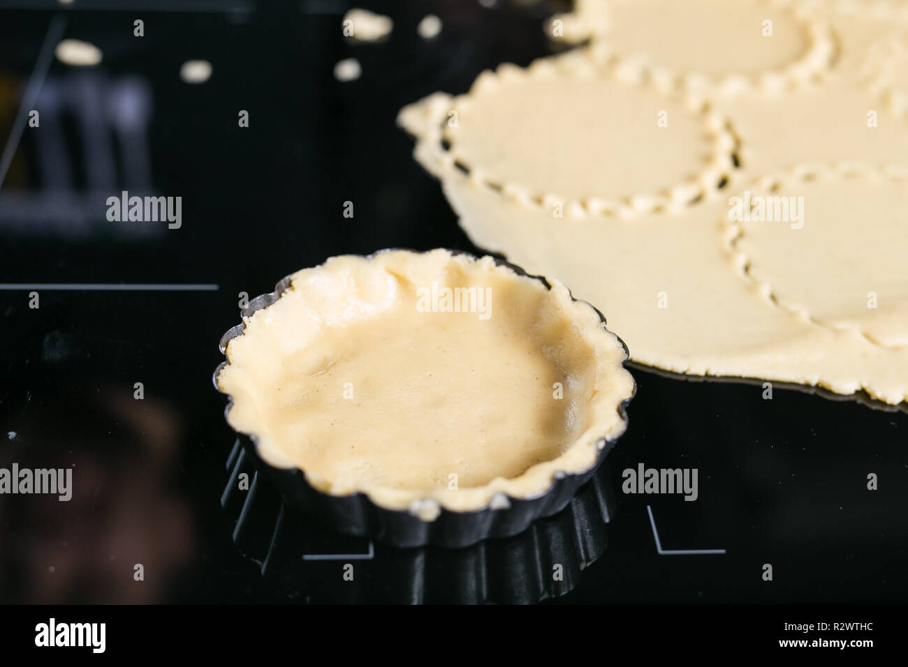 Tart Base in a cutting shape Stock Photo - Alamy