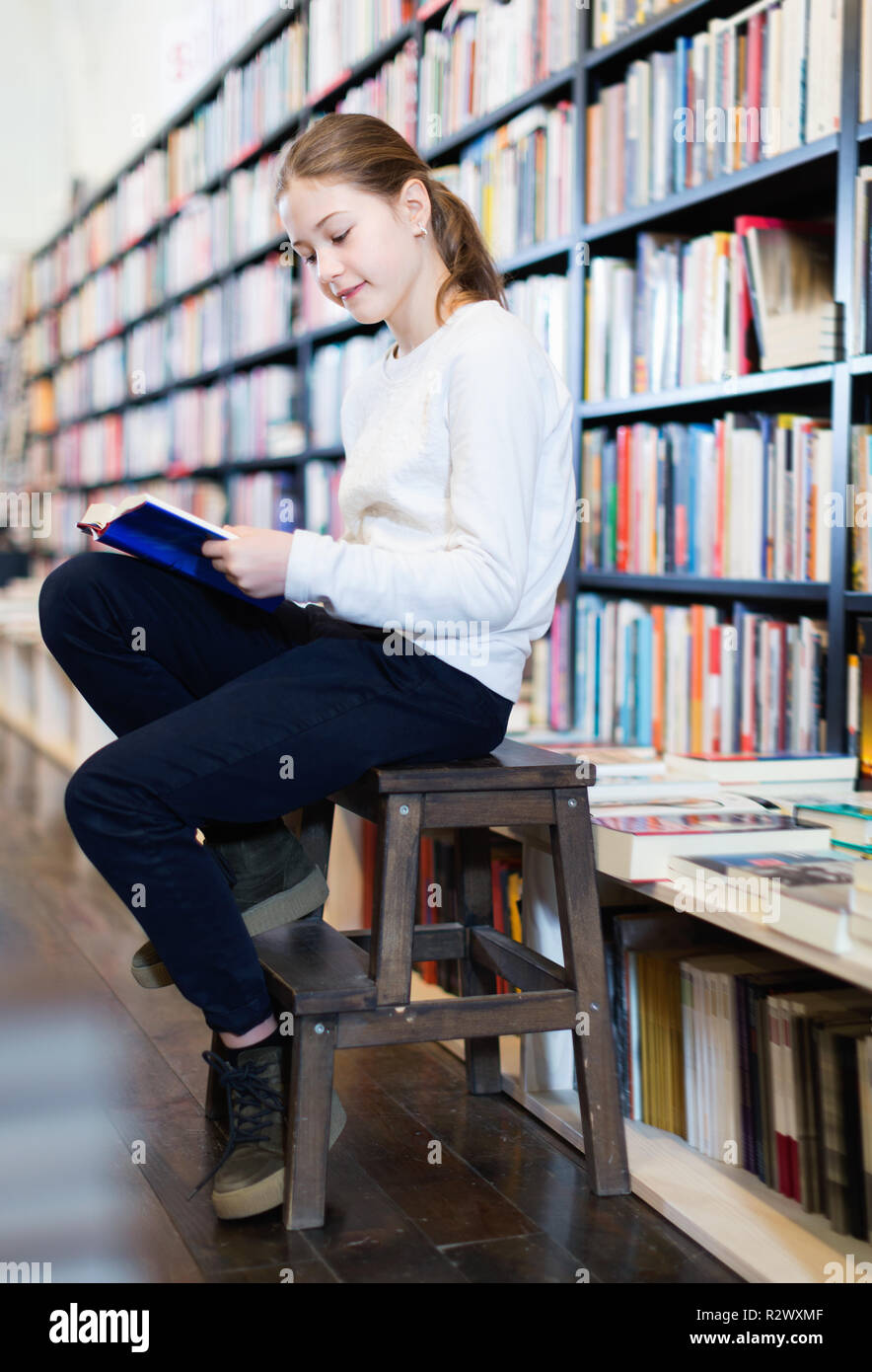 Girl on library ladder hi-res stock photography and images - Alamy