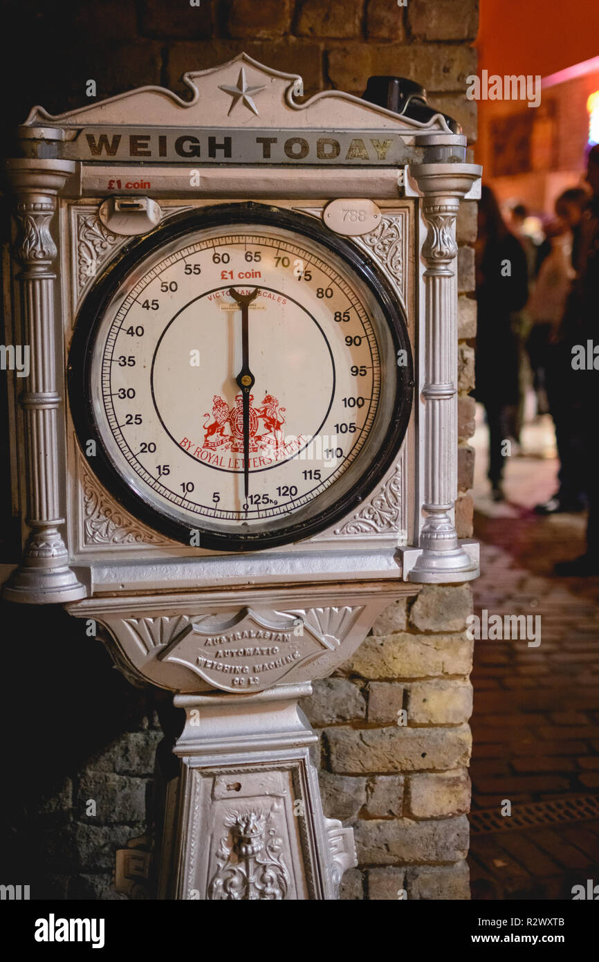 Old scale or balance hi-res stock photography and images - Alamy