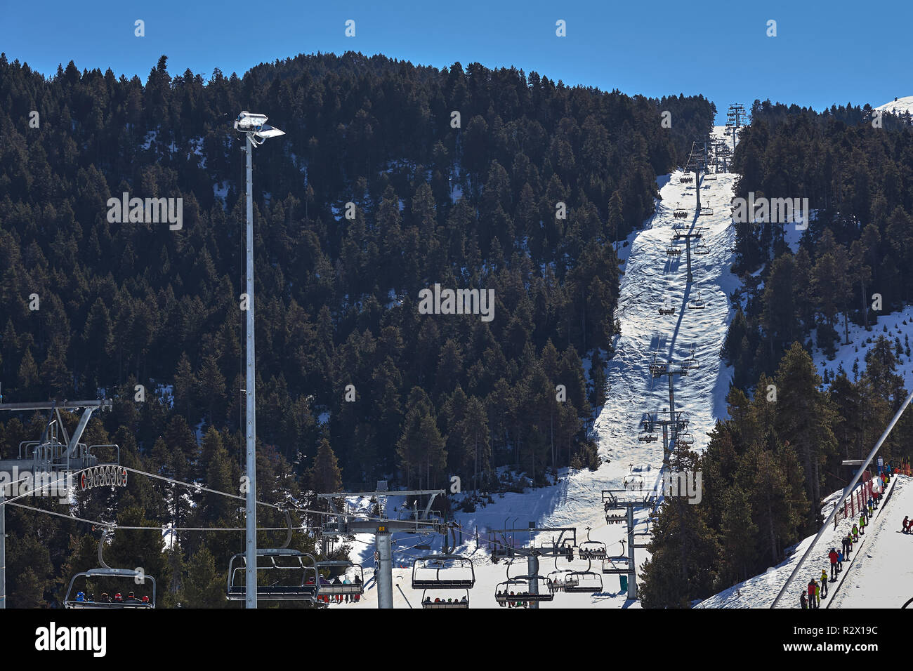 Skiers gondola lift cable car hi-res stock photography and images - Alamy