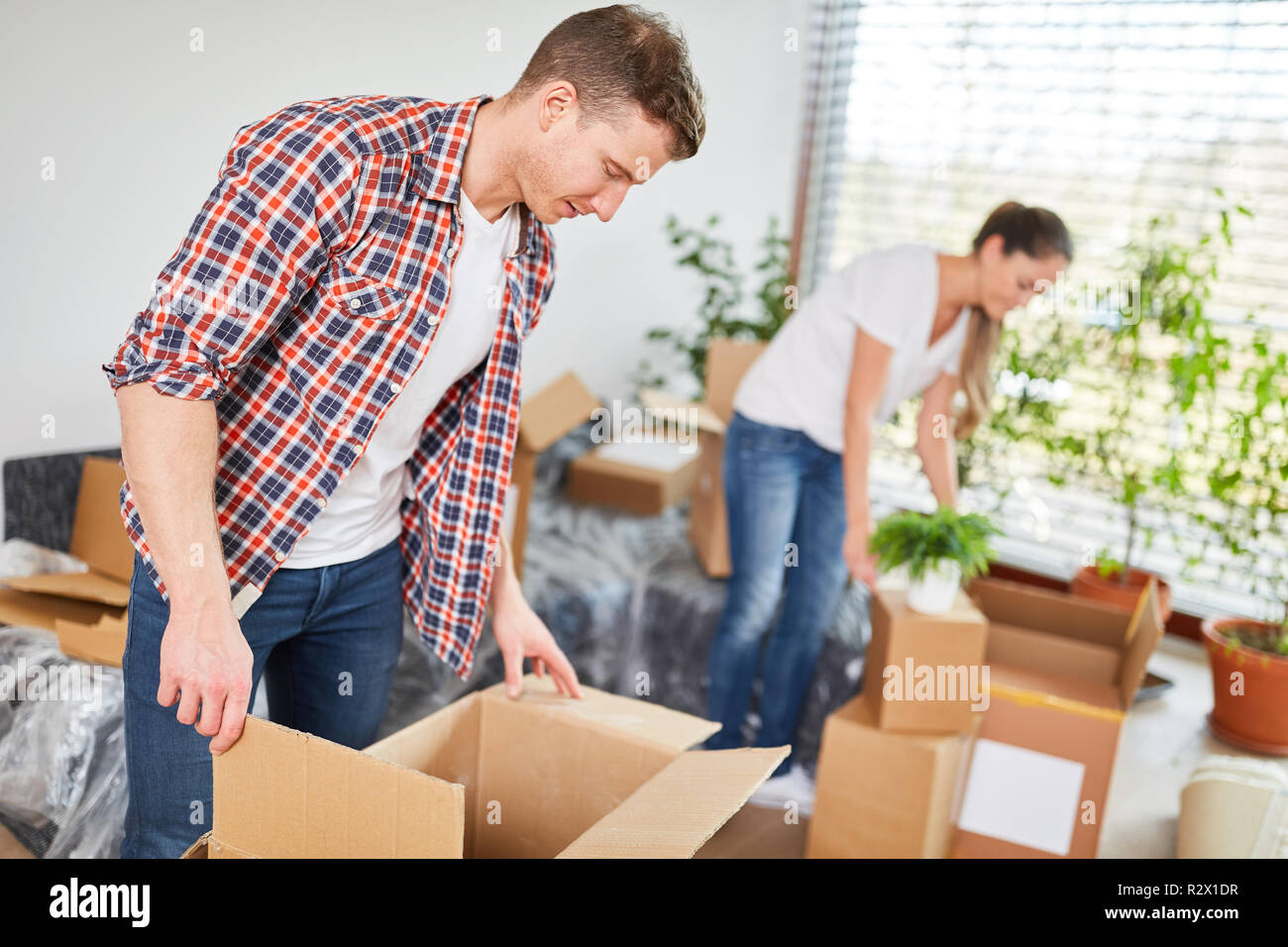 Unpack unpacking pack packing hi-res stock photography and images - Alamy