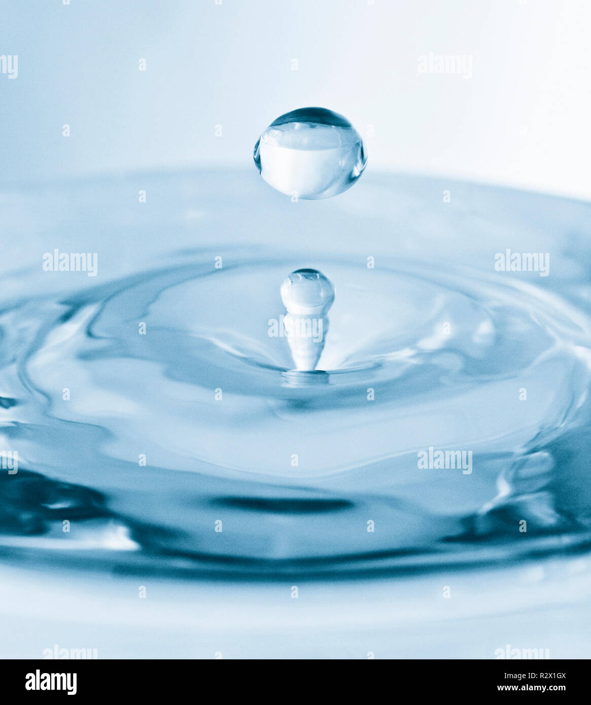 drop falling in water Stock Photo - Alamy