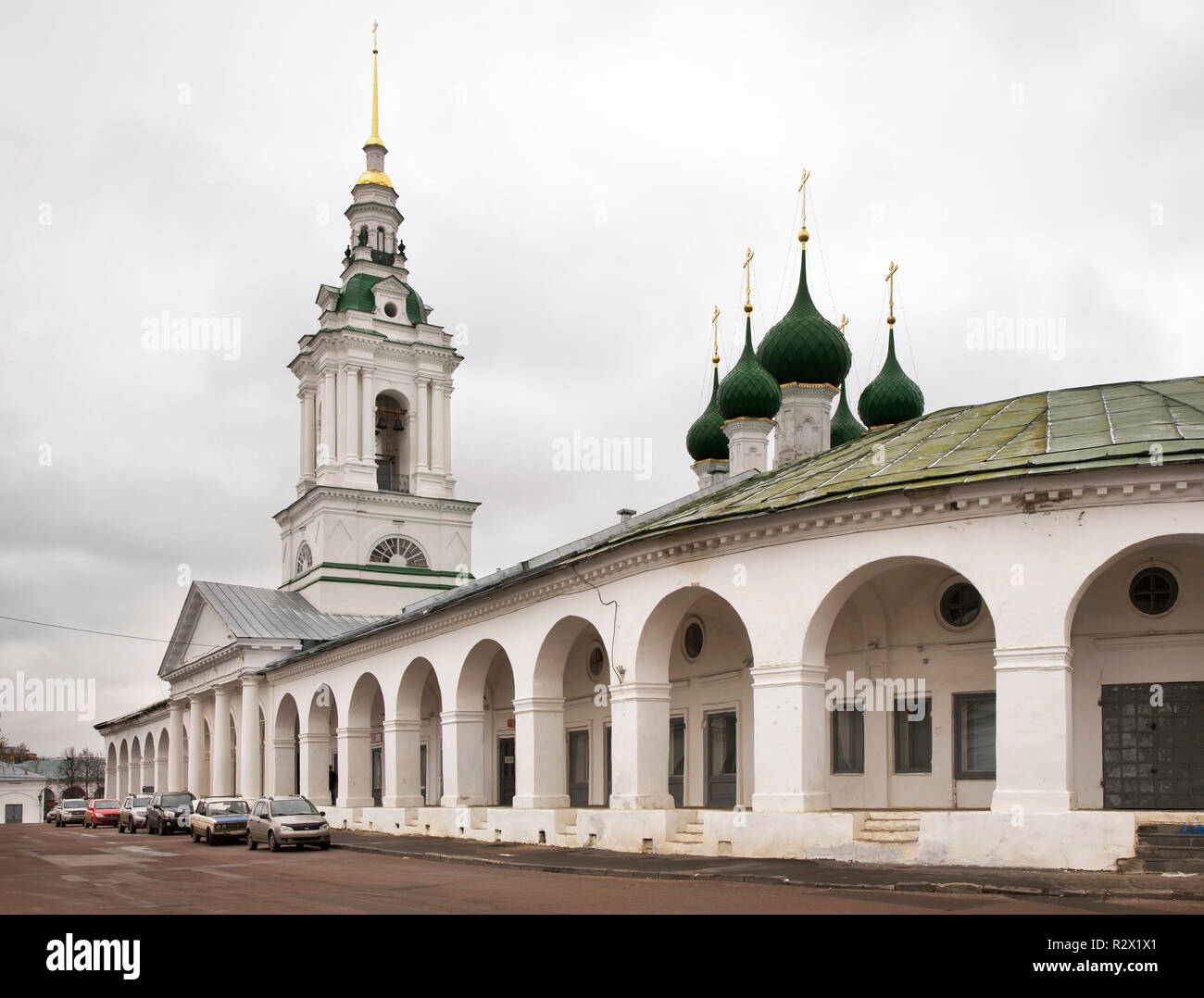 Red rows (Gostinyi dvor) and church of Savior at Rows in Kostroma ...
