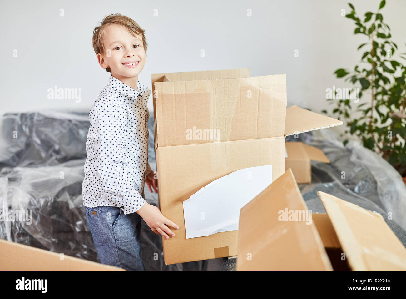 Moving house boy hi-res stock photography and images - Alamy