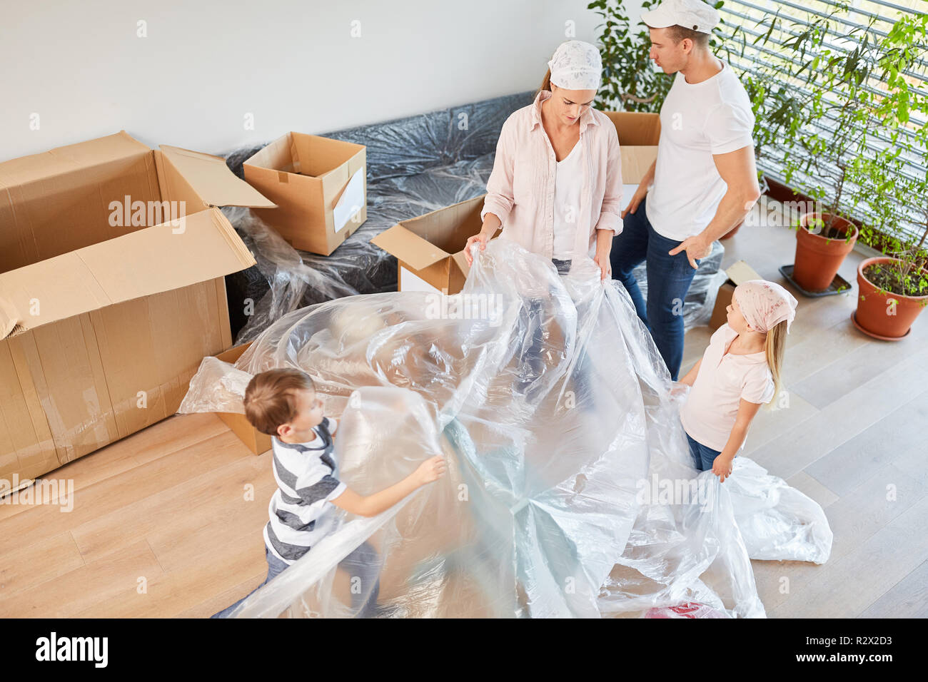 Family children parents diy hi-res stock photography and images - Alamy