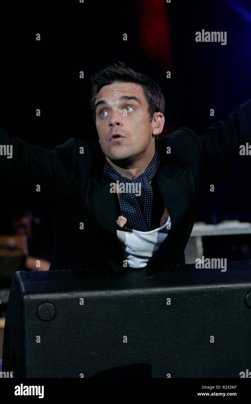 Robbie williams in concert hi-res stock photography and images - Alamy