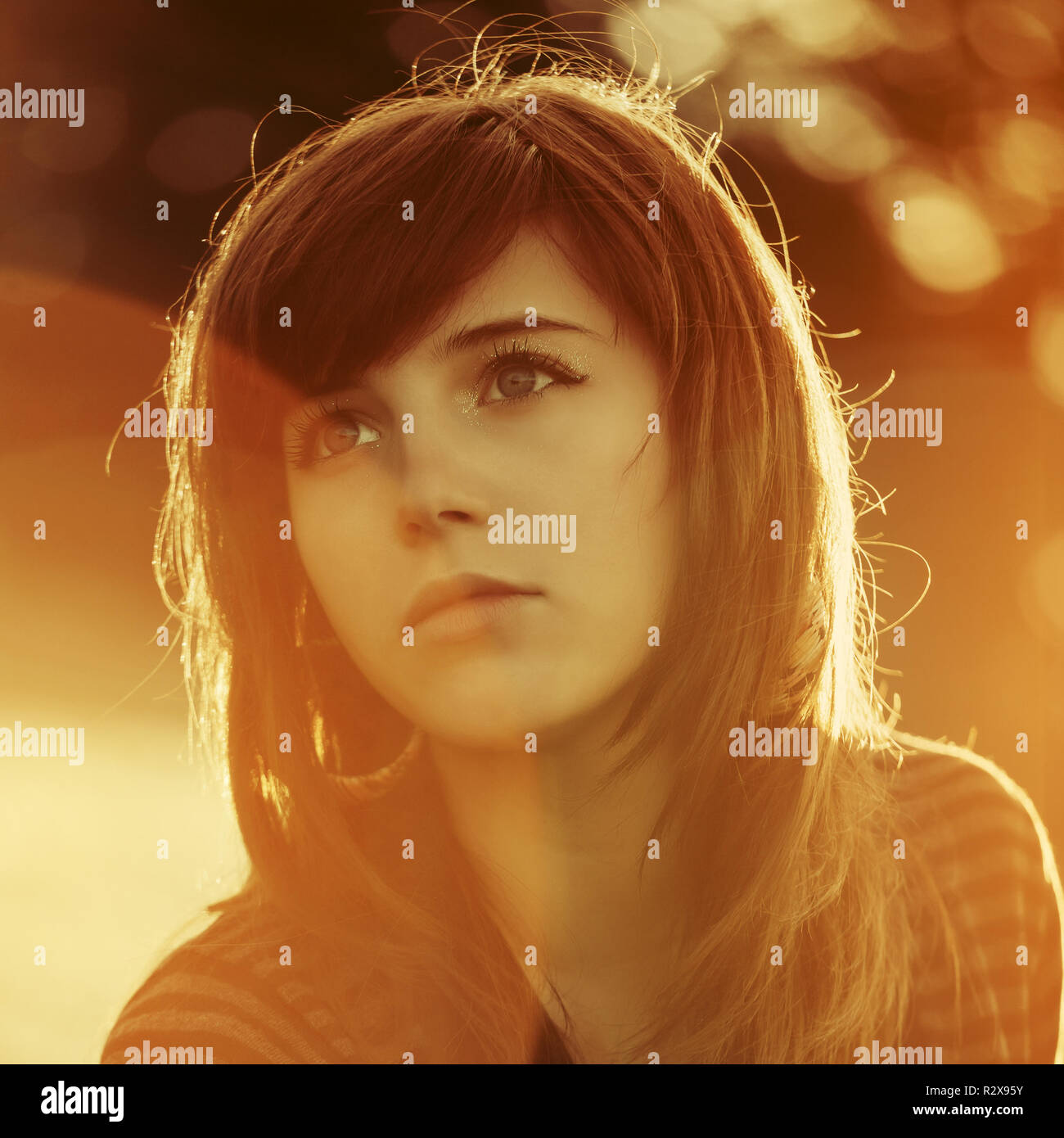 Woman sunset sad alone hi-res stock photography and images - Alamy