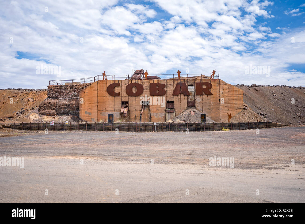 Cobar, NSW, Australia - Town entrance sign Stock Photo - Alamy