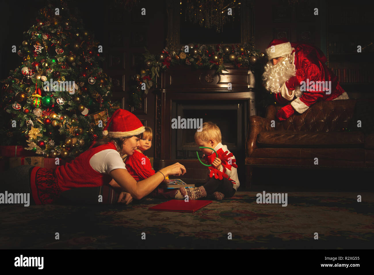 Children watching santa claus hi-res stock photography and images - Alamy