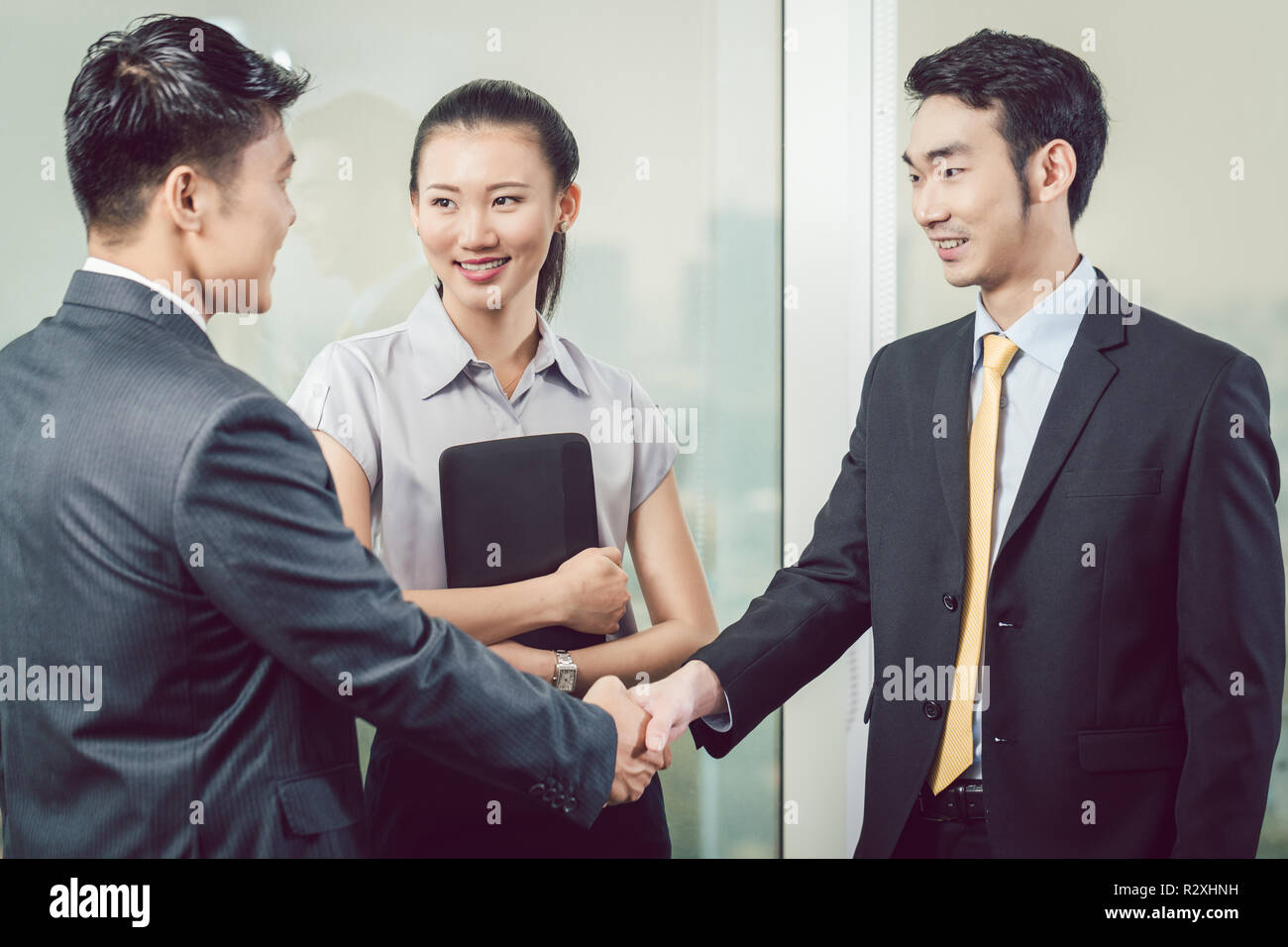 Female boss shaking hands employee hi-res stock photography and images ...