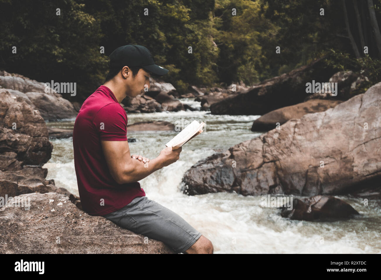 Man reading book relaxing outdoor hi-res stock photography and images ...