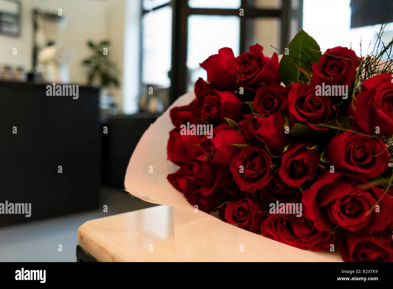 Roses cafe hi-res stock photography and images - Alamy