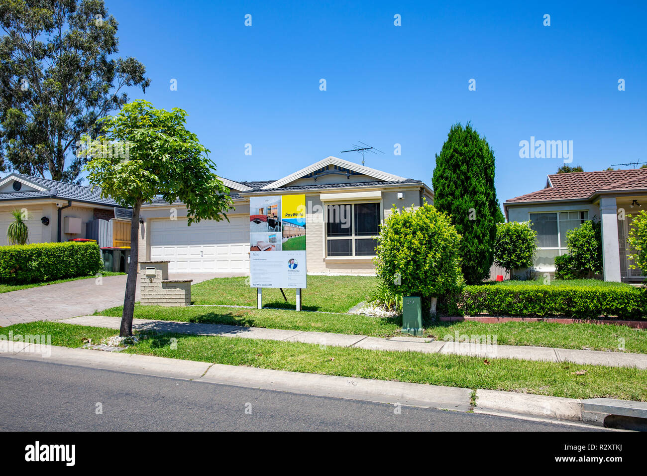 Australia suburb street for sale sign hi-res stock photography and ...