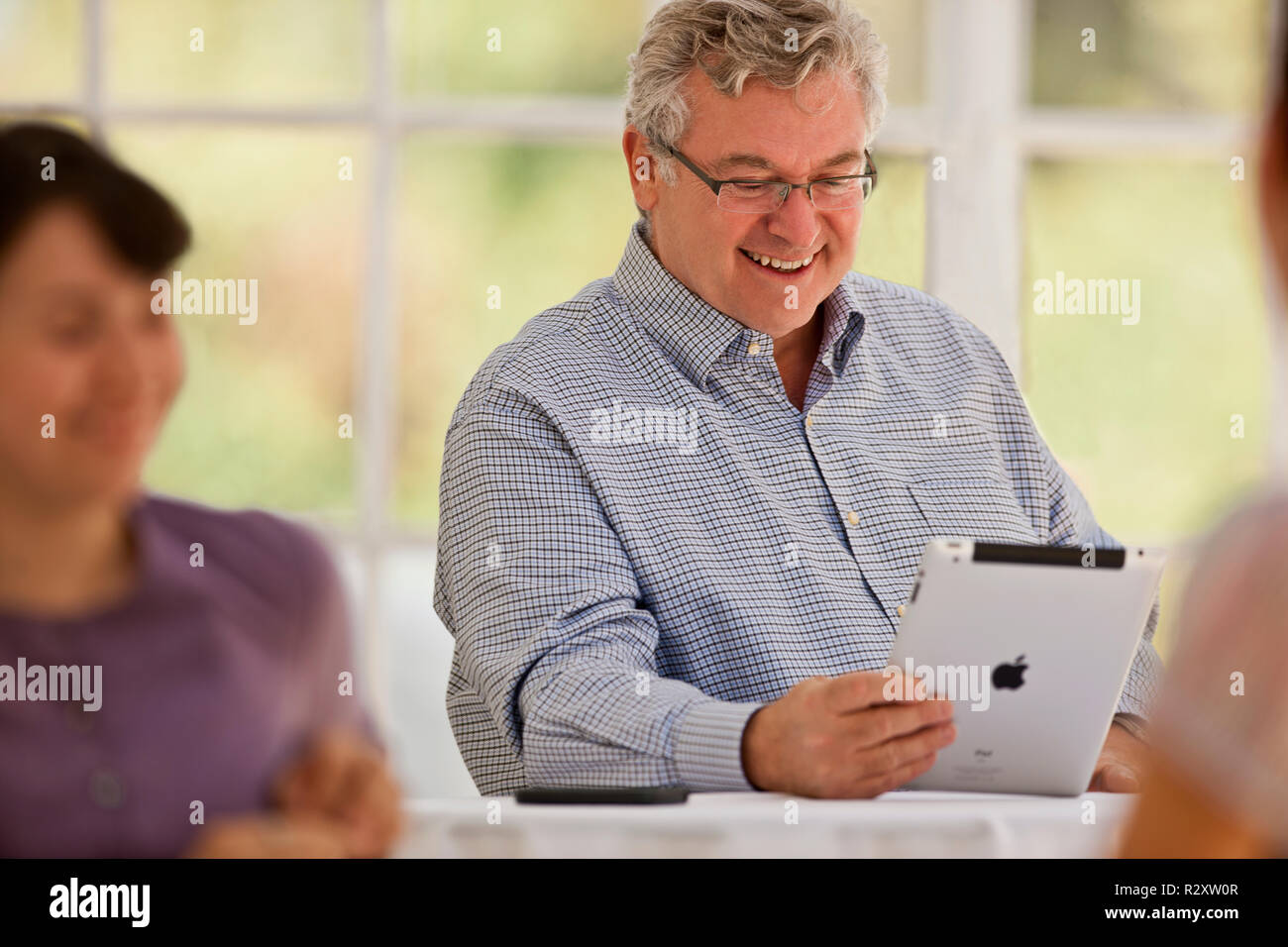 Grey hair man woman cafe hi-res stock photography and images - Alamy