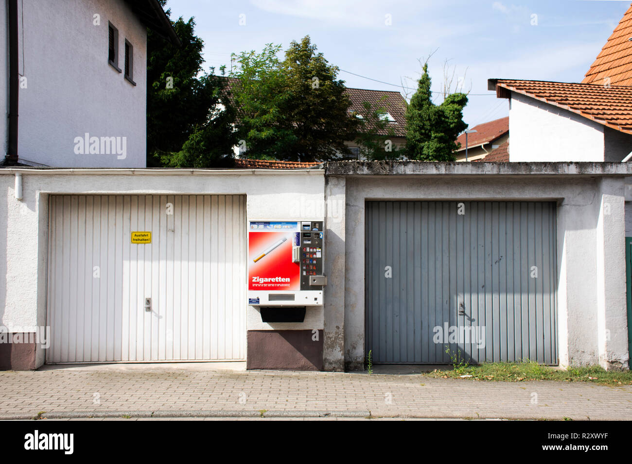 Electronic tobacco vending machine hi-res stock photography and images ...