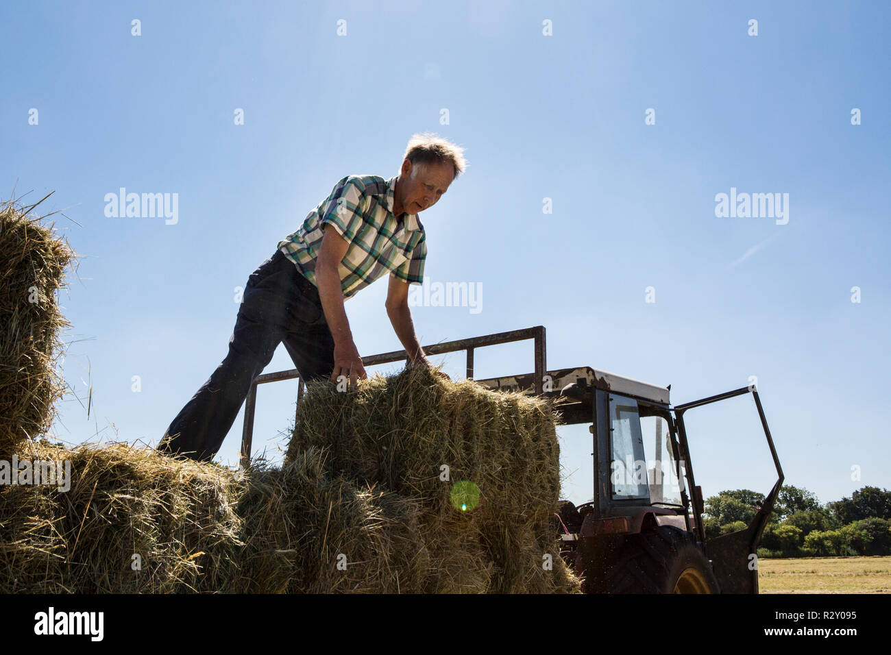 Stacking hay england hi-res stock photography and images - Alamy