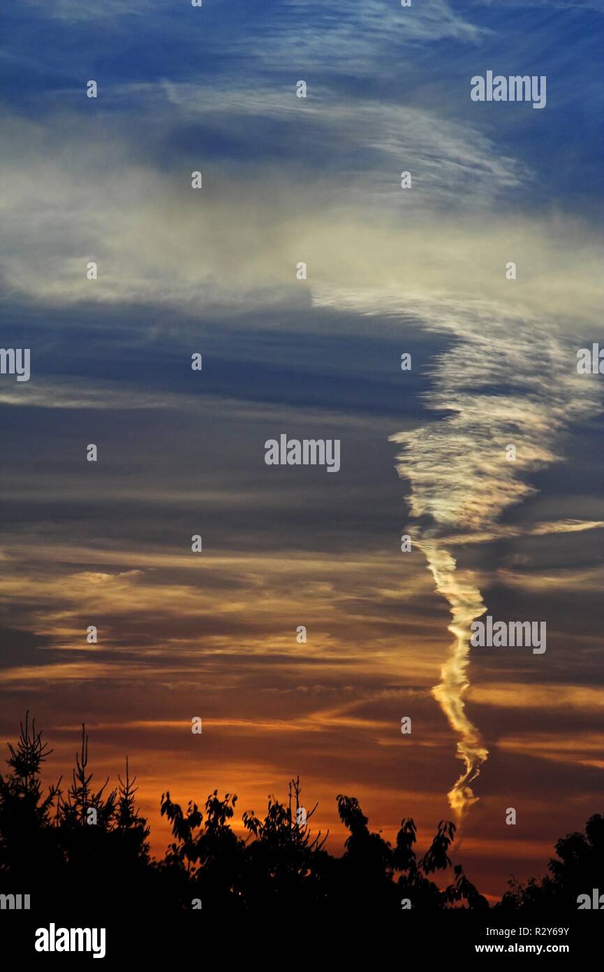 Blue sky with contrails and water hi-res stock photography and images ...