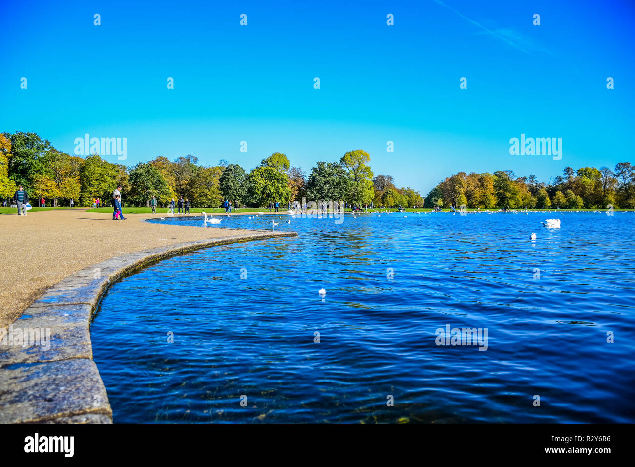 Kensington palace round pond hi-res stock photography and images - Alamy