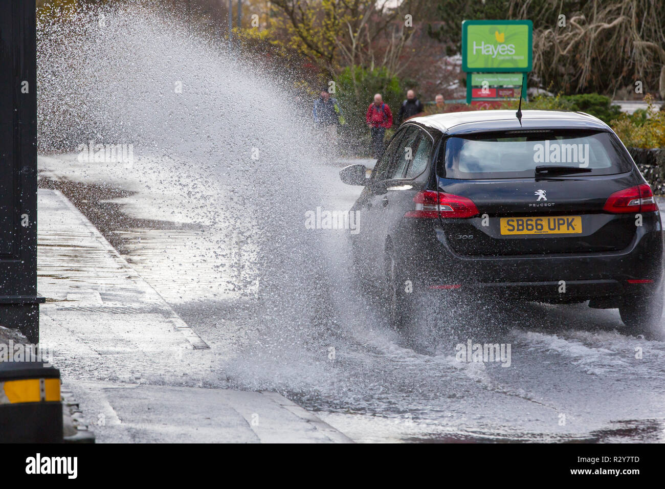 Car puddle pedestrians hi-res stock photography and images - Alamy
