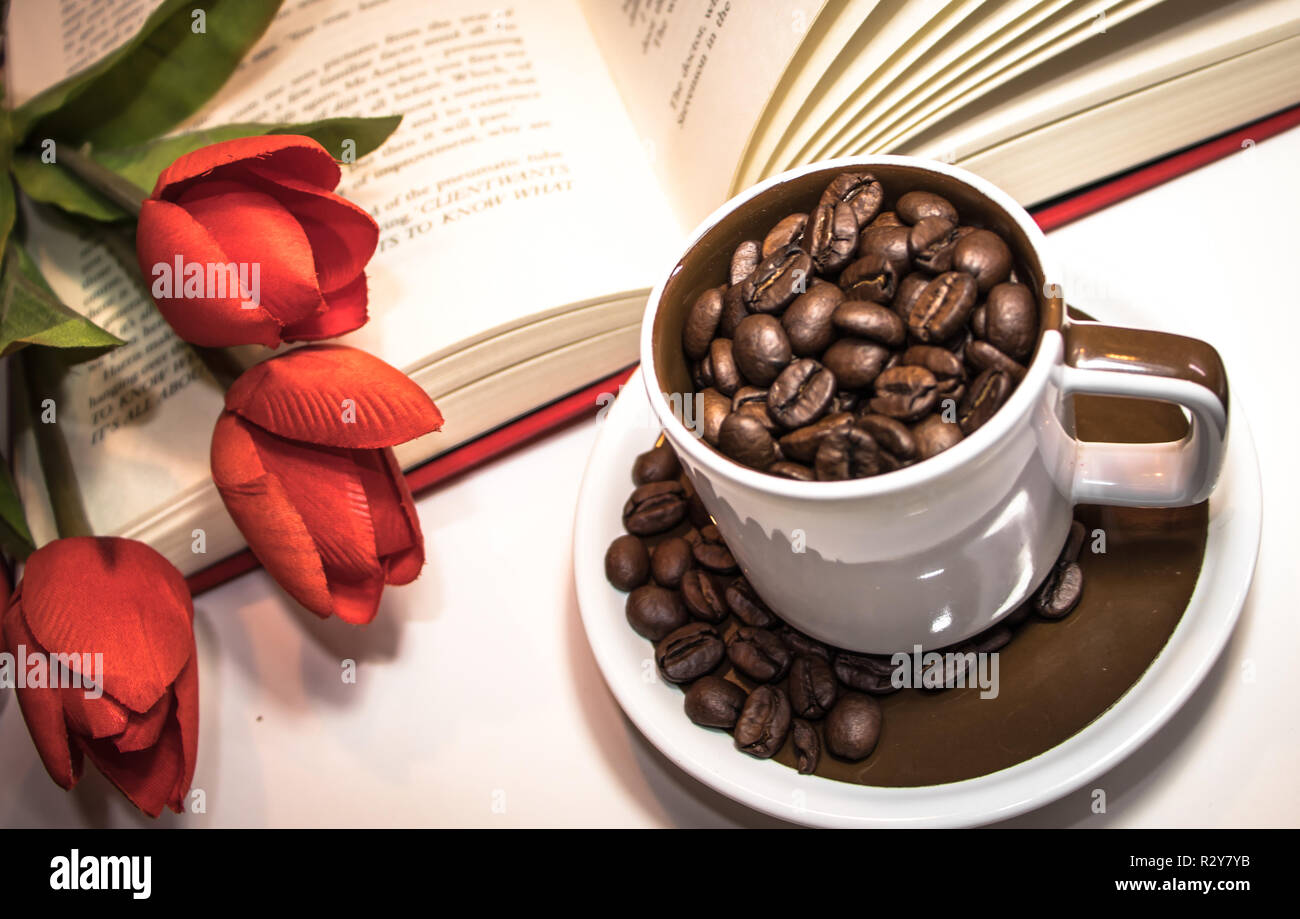 Red cup coffee beans hi-res stock photography and images - Alamy