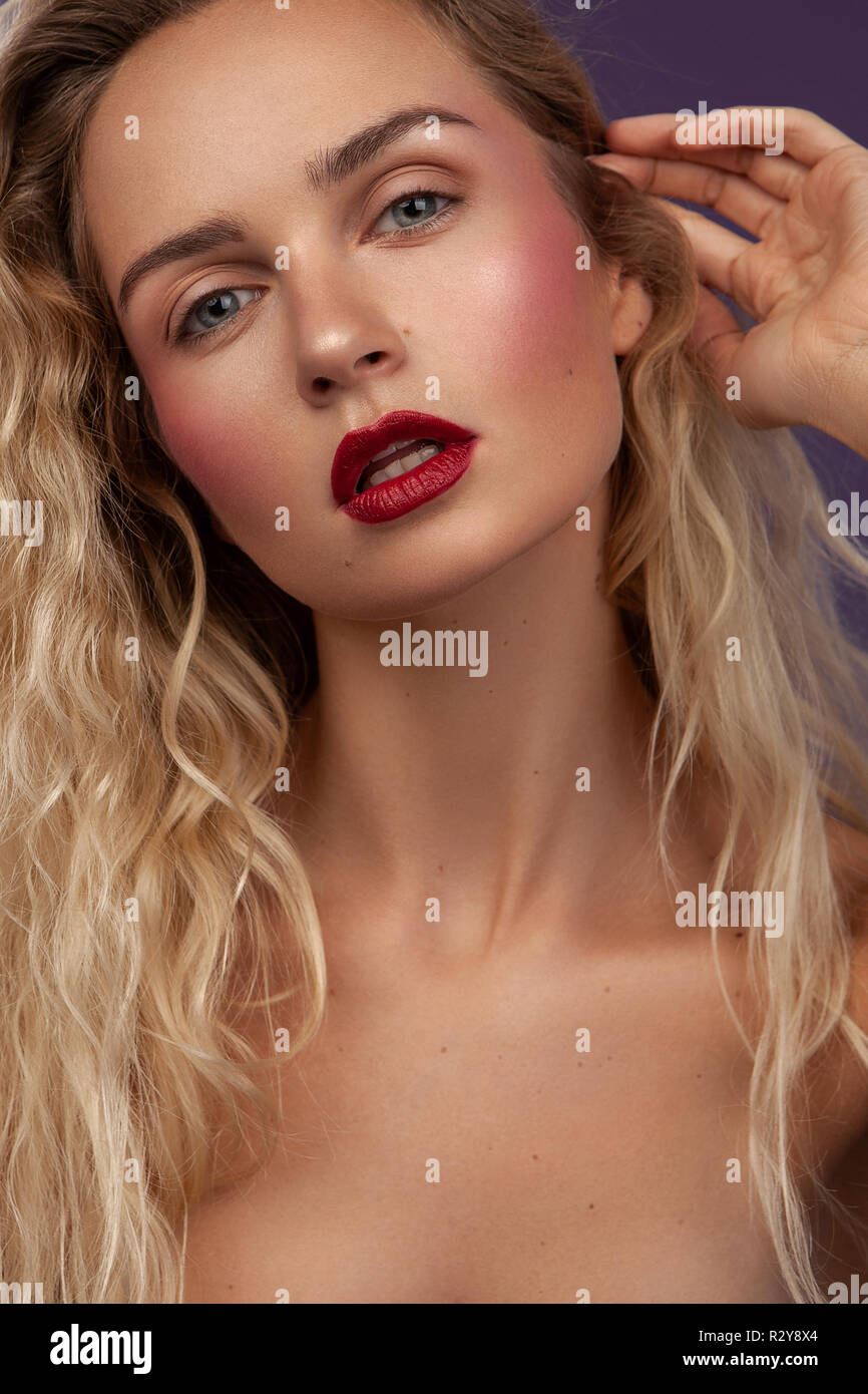 Blonde model beauty headshot hi-res stock photography and images - Alamy