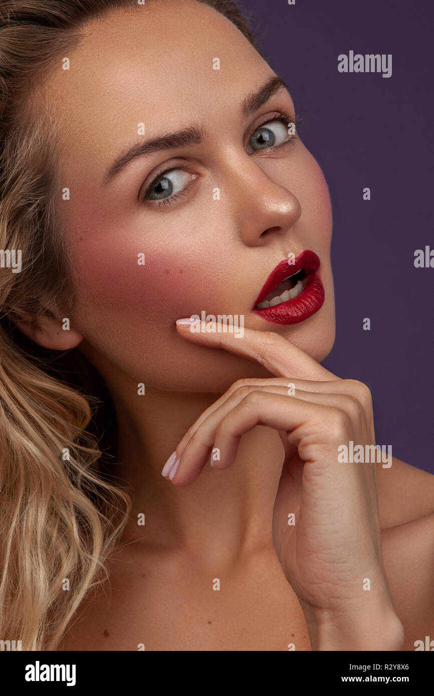 Blonde model beauty headshot hi-res stock photography and images - Alamy