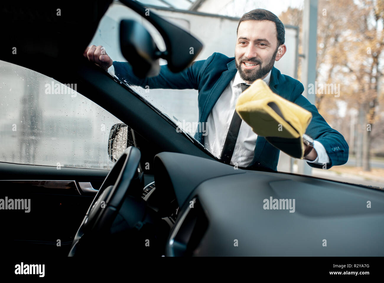 Man washing windscreen with a smile hi-res stock photography and images ...