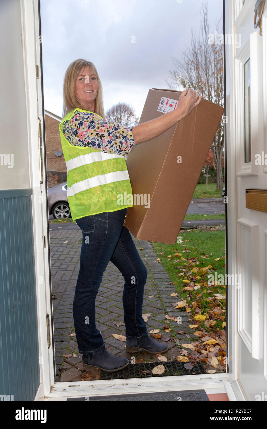 Delivering package door hi-res stock photography and images - Alamy