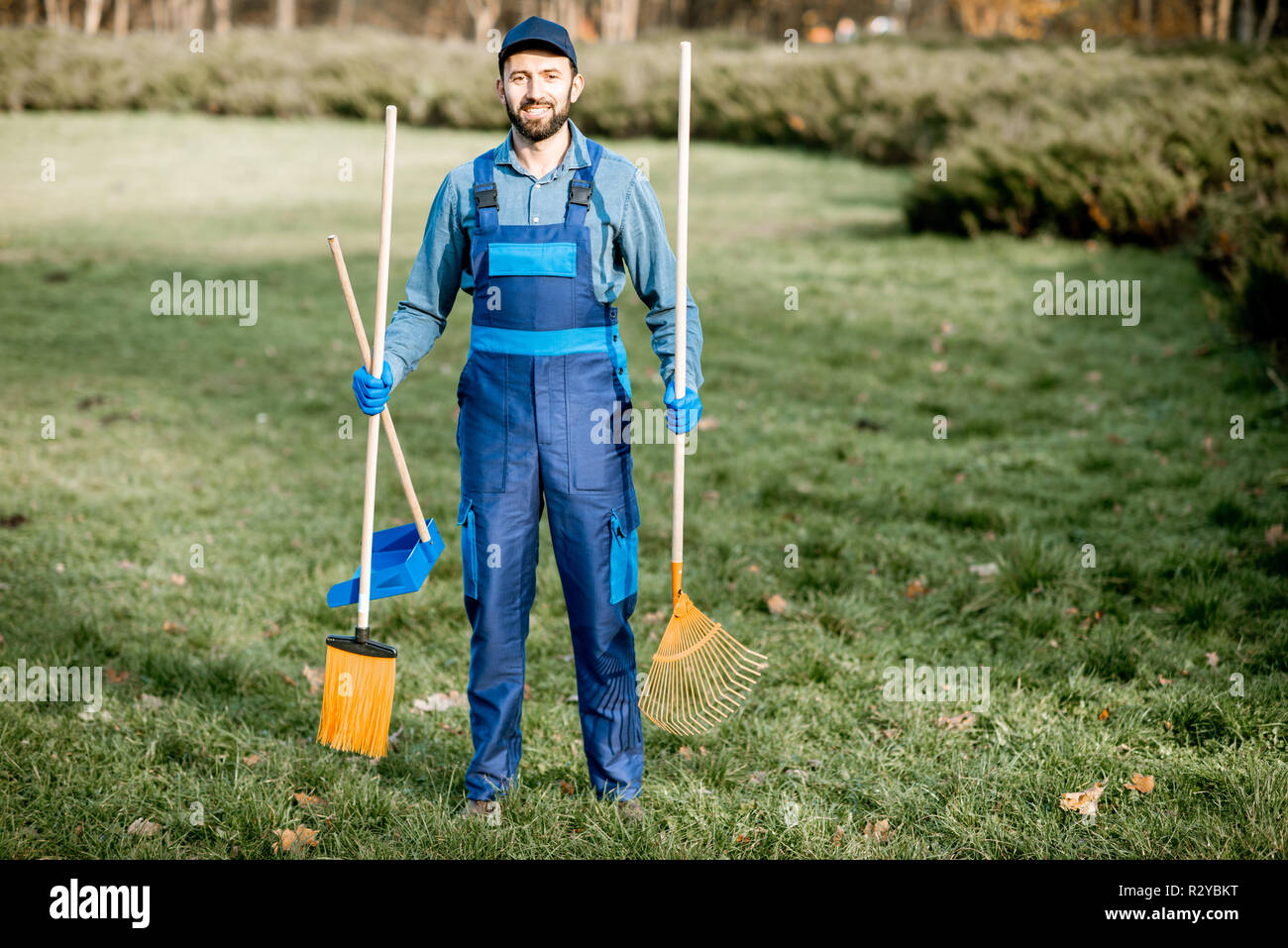 Sweeping garden hi-res stock photography and images - Alamy