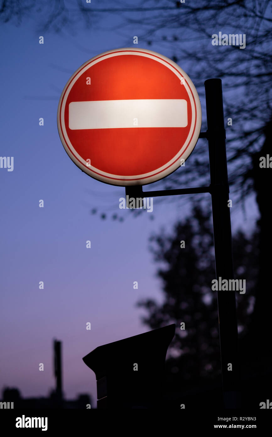 Illuminated no entry sign hi-res stock photography and images - Alamy
