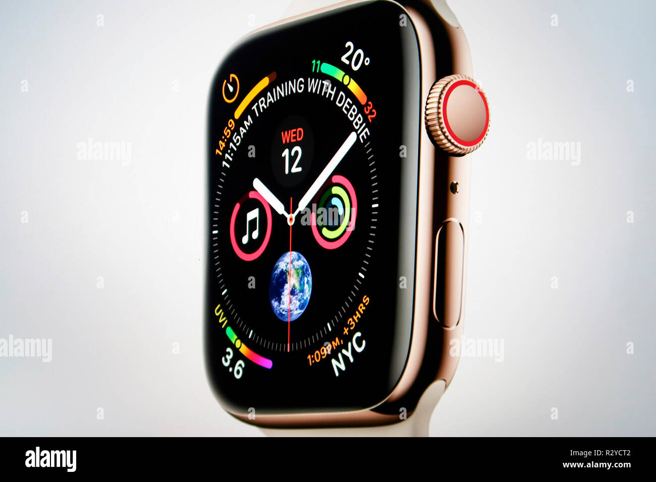 Smartwatch apple hi-res stock photography and images - Alamy