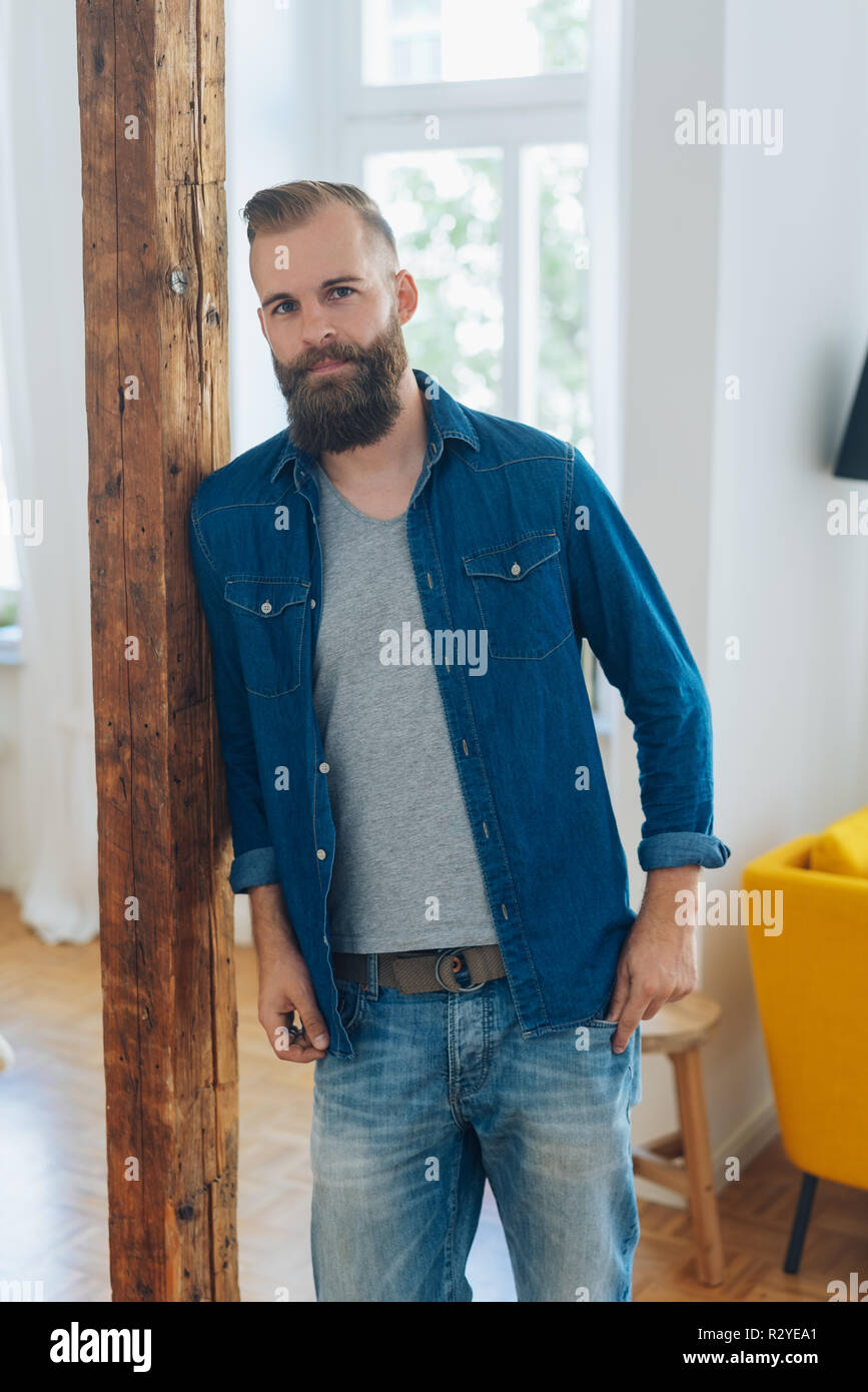 Leaning against pole hi-res stock photography and images - Alamy