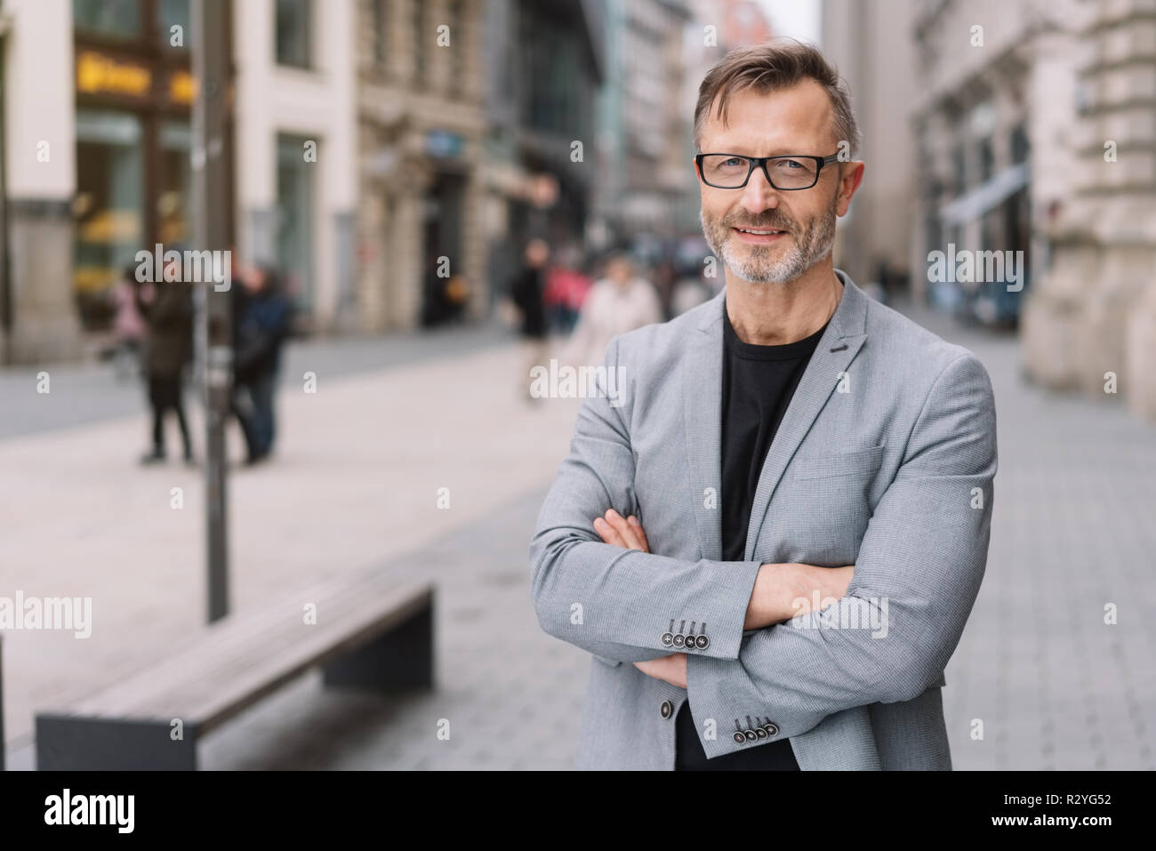Man wearing suit with crossed arms hi-res stock photography and images ...