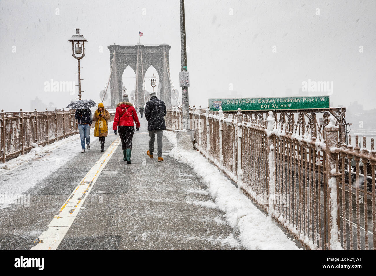 Promenade brooklyn bridge ny hi-res stock photography and images - Alamy